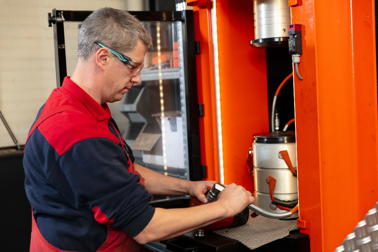 Hydraulics: Working safely with unprecedented forces | Mennens Netherlands